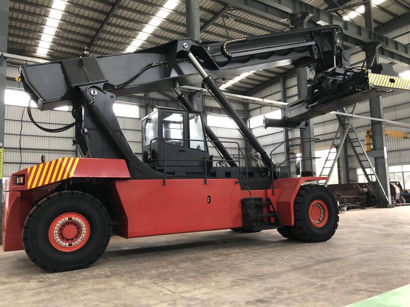 จีนปรับแต่งผู้ผลิตคอนเทนเนอร์ Reach Stacker ขนาด 45 ตันและโรงงาน - SOCMA